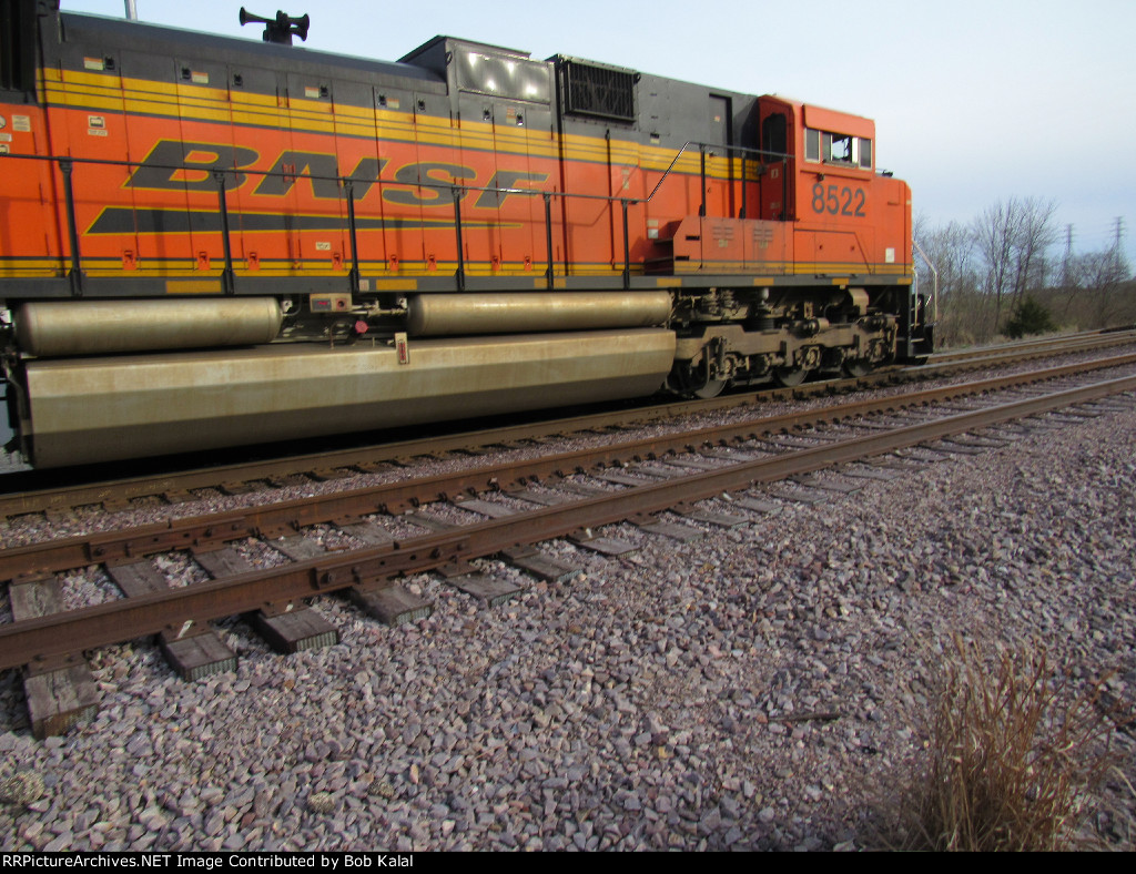 BNSF 8522 8472 heads South